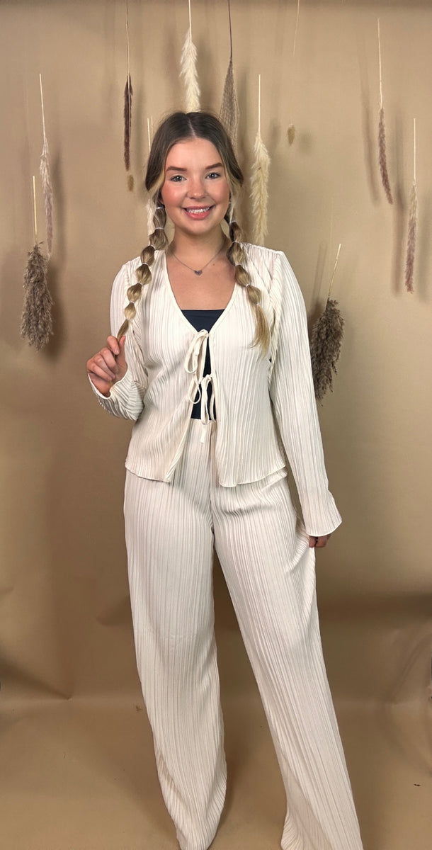 Maddie Cream Ripped Bottoms – Wildfire Designs KY